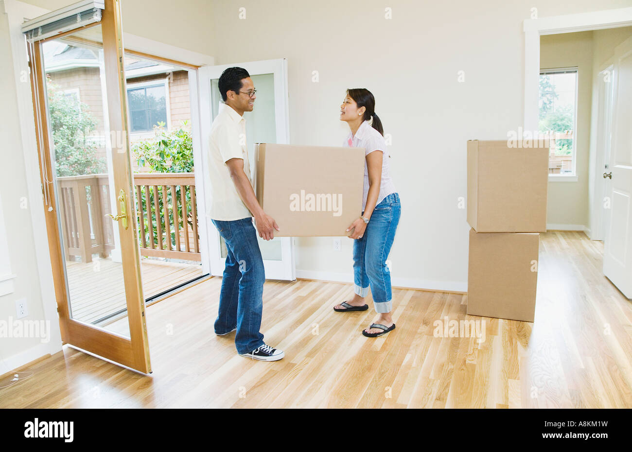 Couple lifting cardboard box hi-res stock photography and images - Alamy