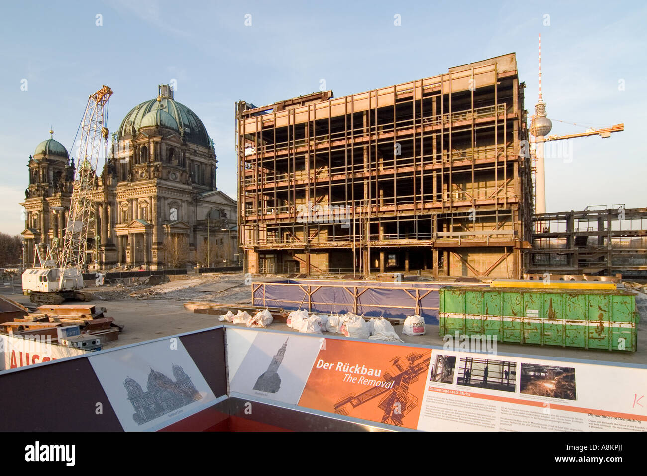 Tear down of the old parliament building of the gdr hi-res stock photography and images - Alamy