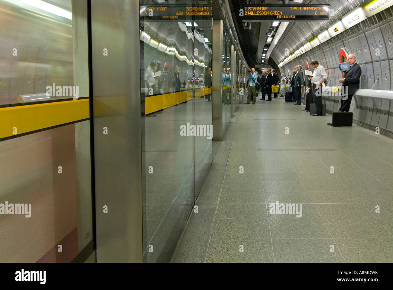 New london underground train carriage hi-res stock photography and ...