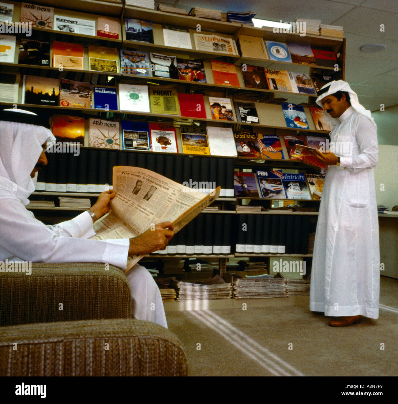 Ghutra saudi arabia hi-res stock photography and images - Alamy