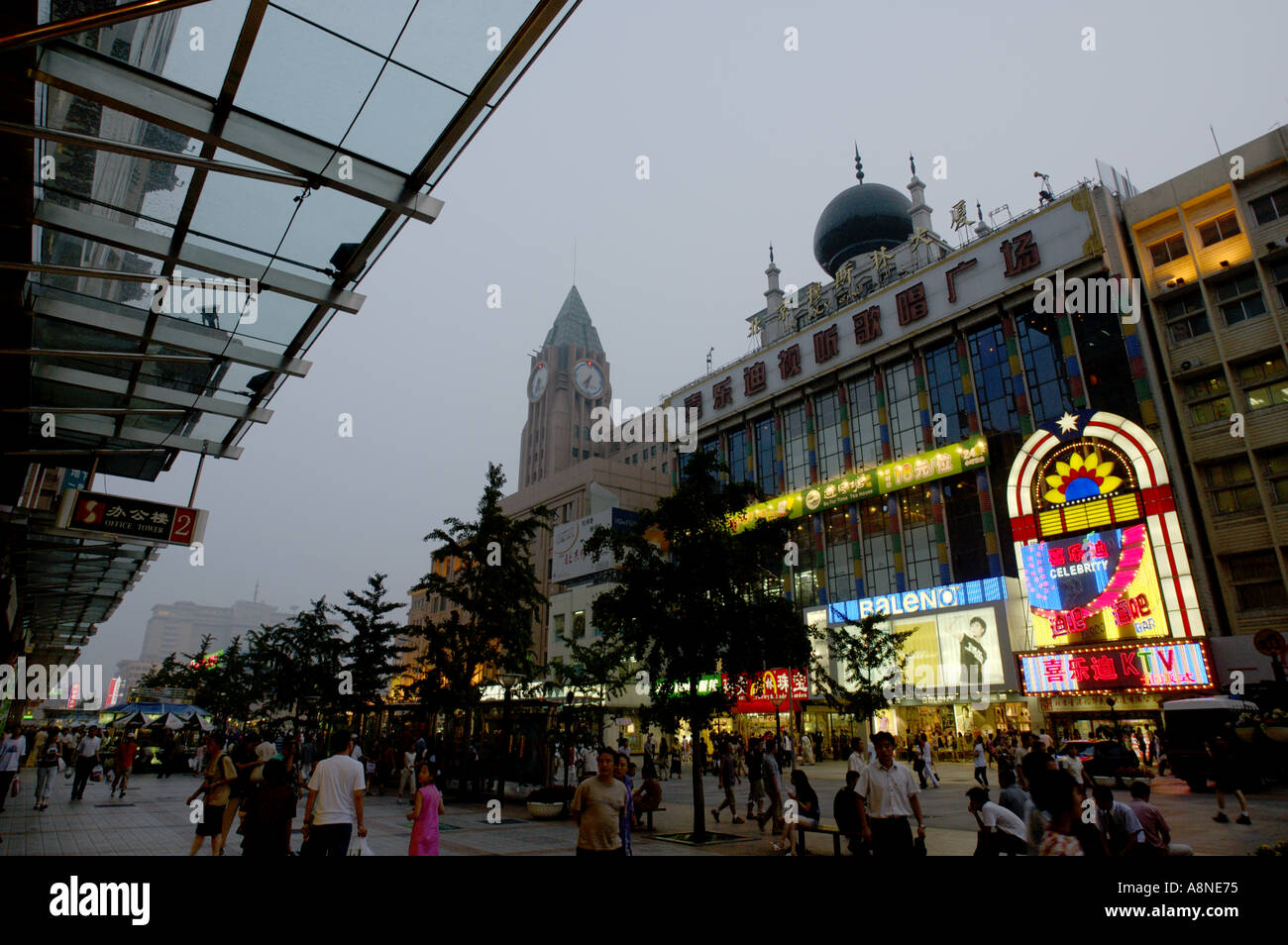 China Beijing Wangfujing Mall By Night Stock Photo - Alamy