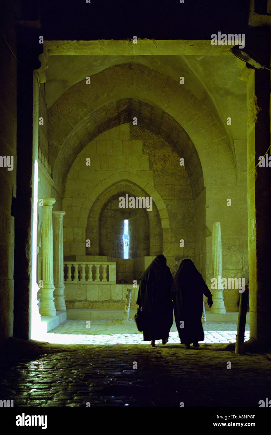 Syria traditional costume hi-res stock photography and images - Alamy