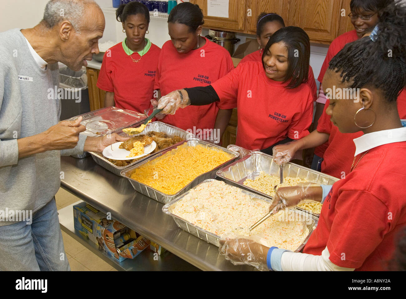 Volunteers serving food hi-res stock photography and images - Alamy