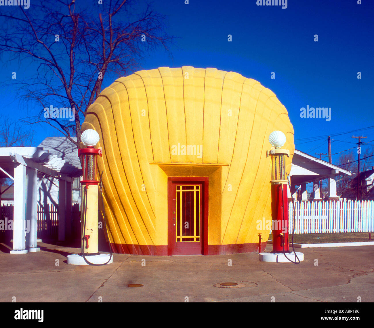 Shell oil station vintage hi-res stock photography and images - Alamy