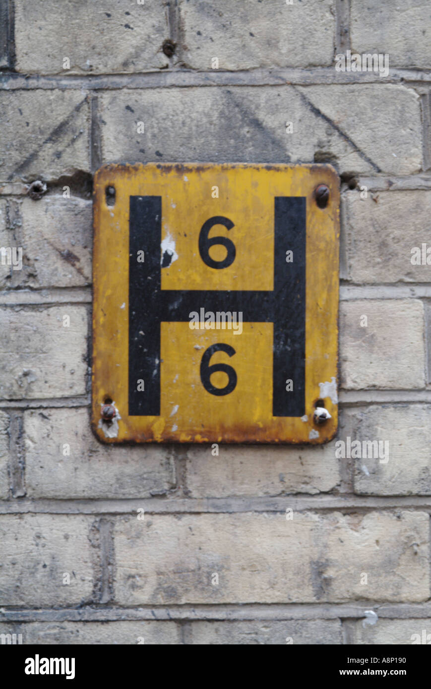 Sign indicating maximum height against a wall Stock Photo - Alamy