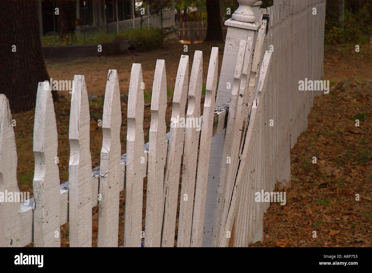 Picket fence line hi-res stock photography and images - Alamy