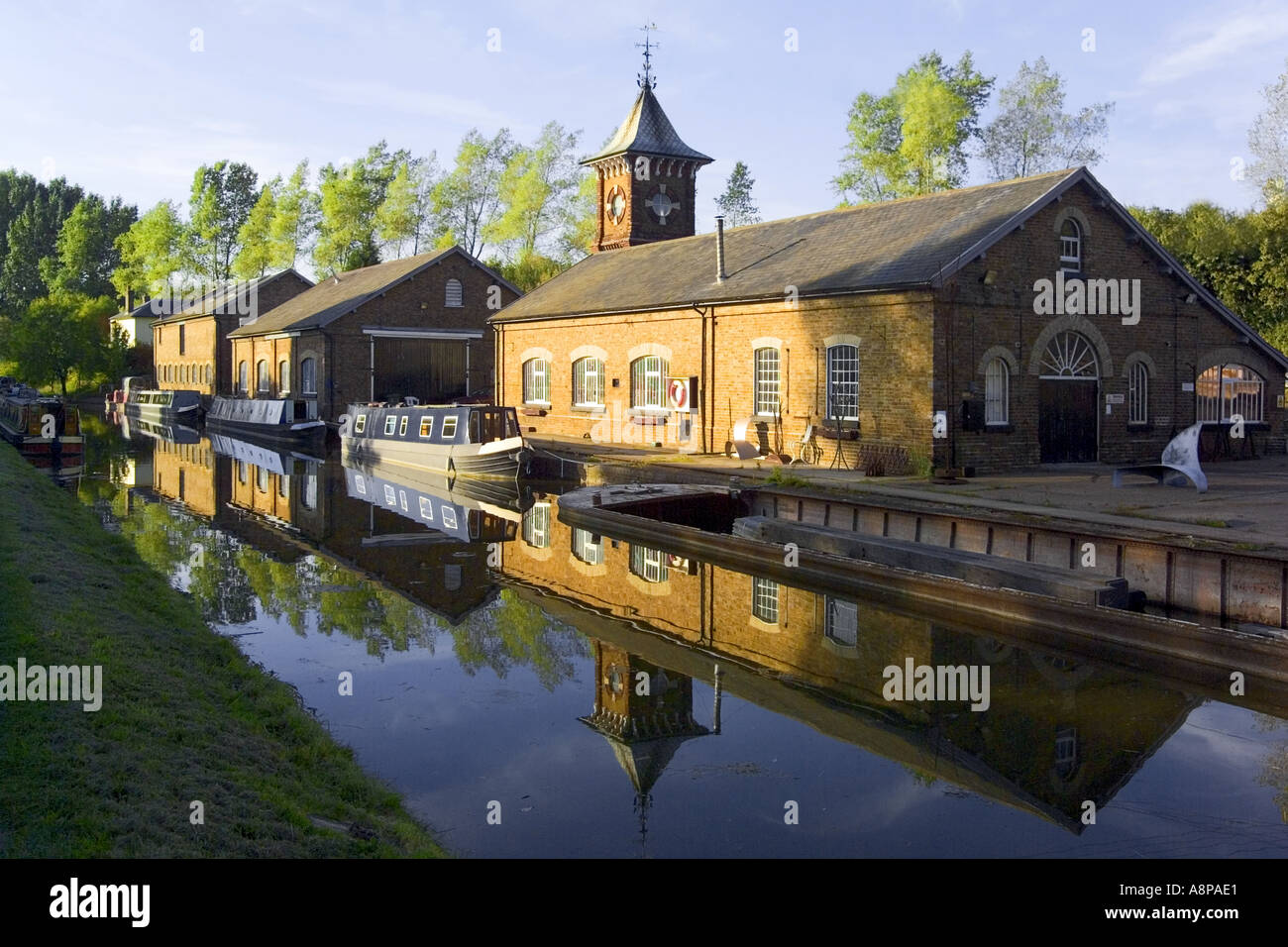 england buckinghamshire the chilterns grand union canal bulbourne ...