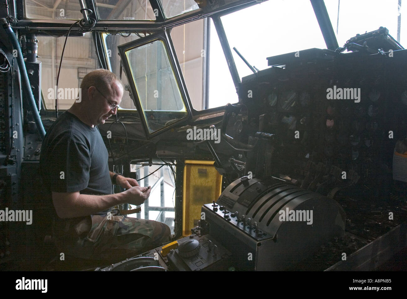 Airplane maintenance hi-res stock photography and images - Alamy