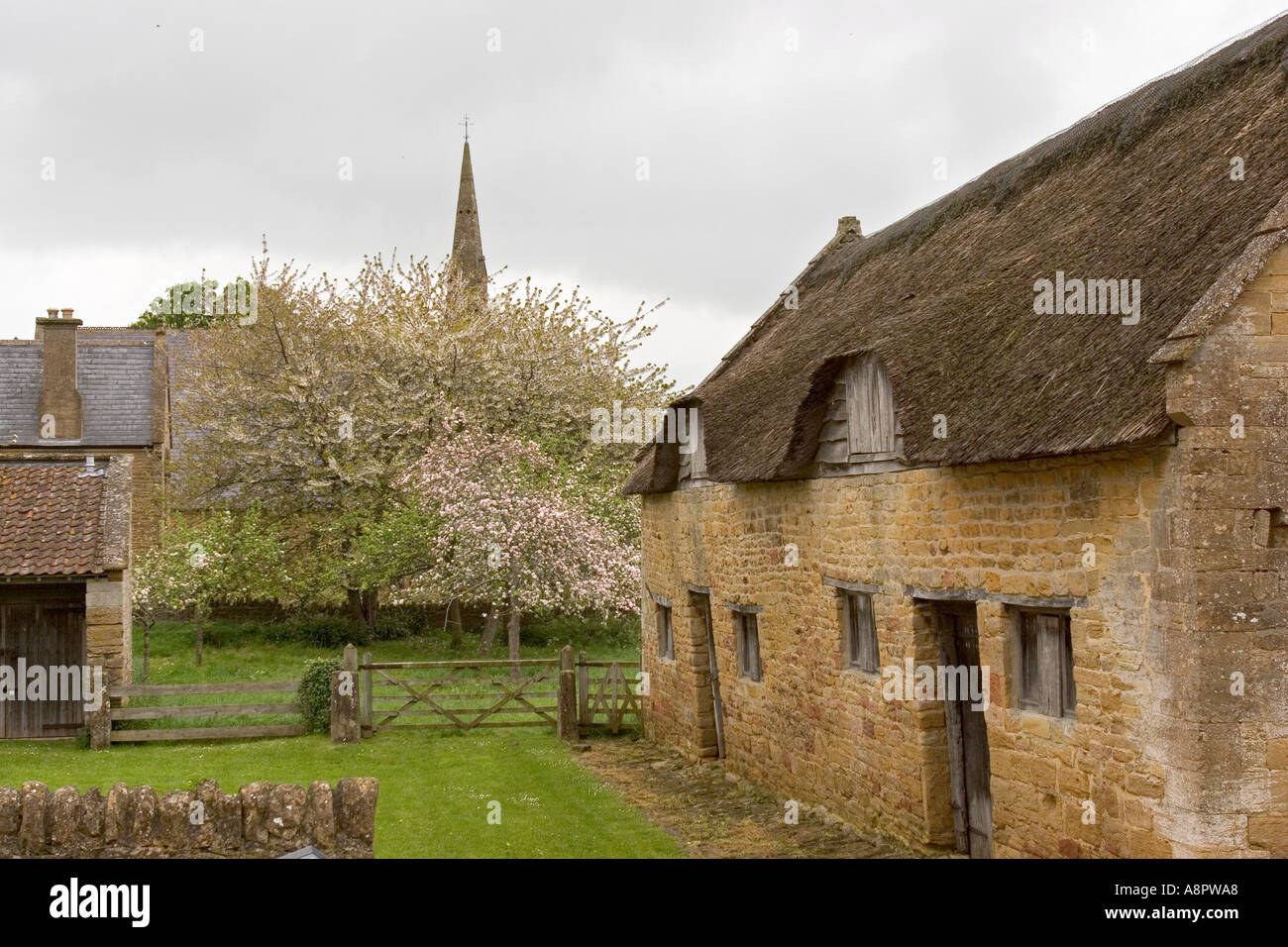 Old english farmyard hi-res stock photography and images - Alamy