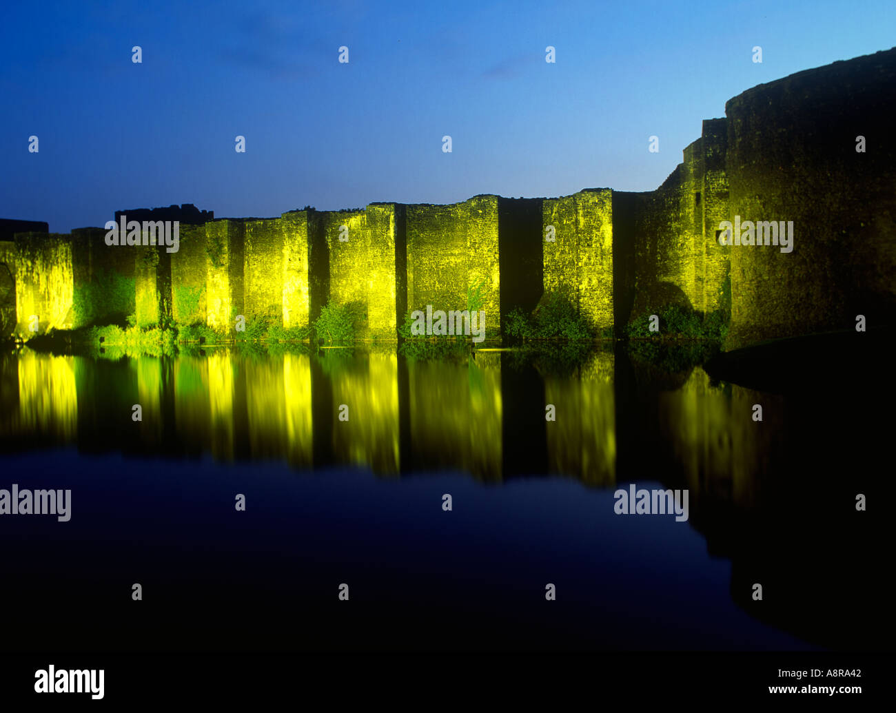 Caerphilly castle night caerphilly south hi-res stock photography and ...