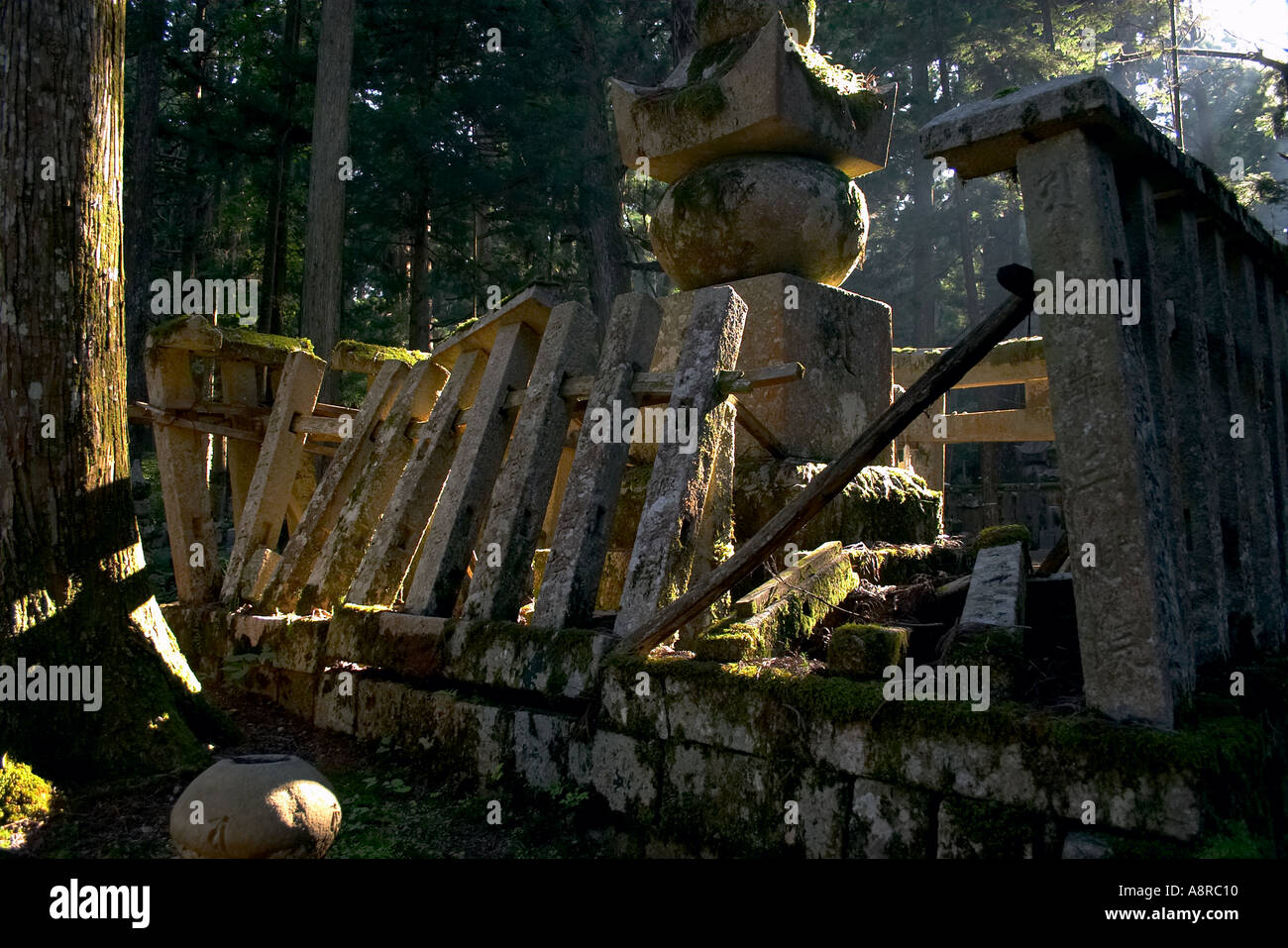 Night in ruined graveyard hi-res stock photography and images - Alamy