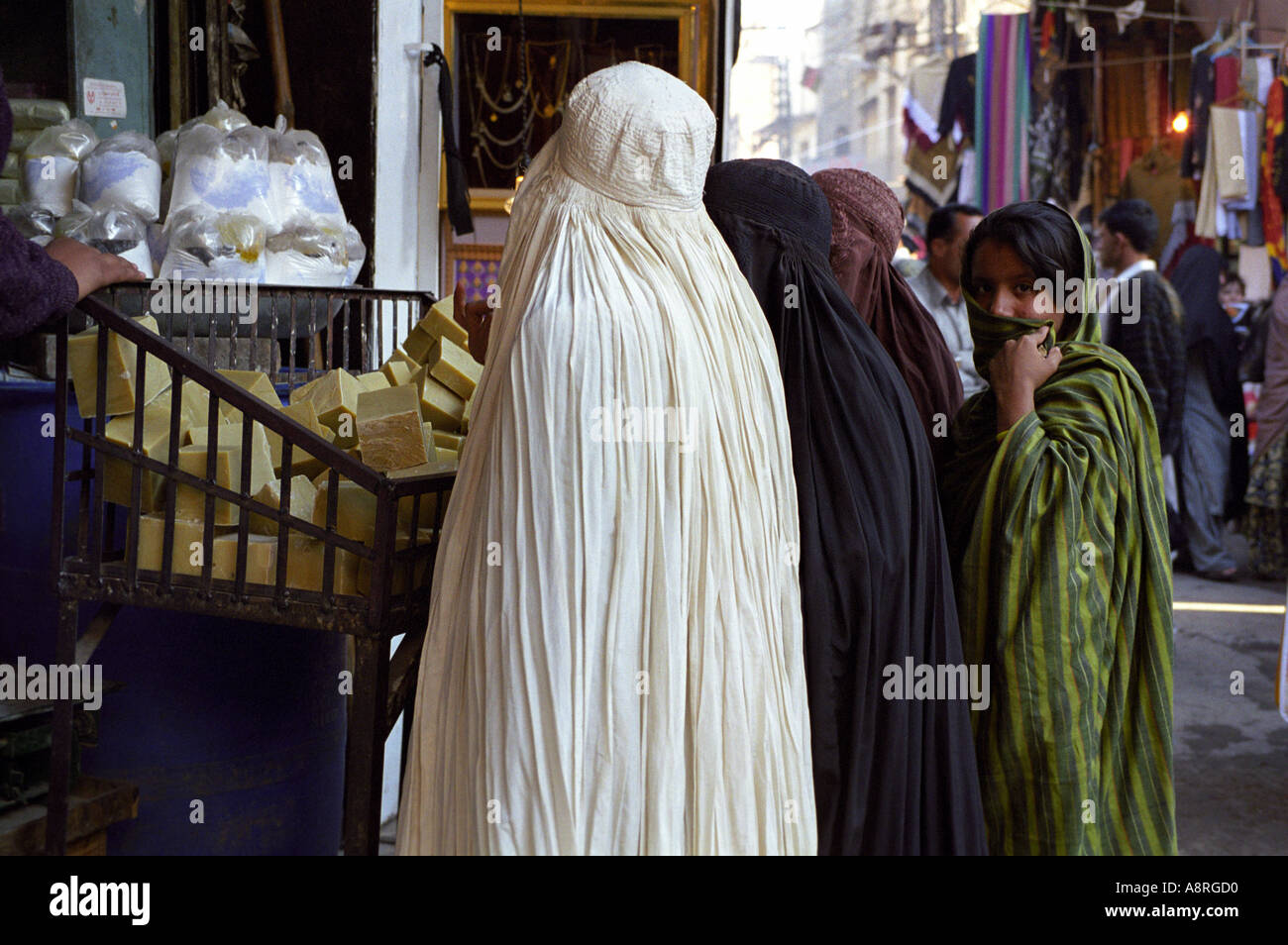 Pakistan Peshawar Afghan women in burkas at the market Stock Photo - Alamy