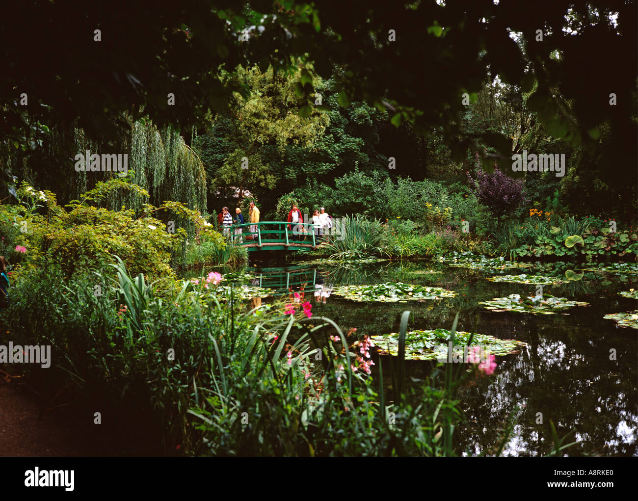 Monet's garden giverny japanese bridge hi-res stock photography and ...