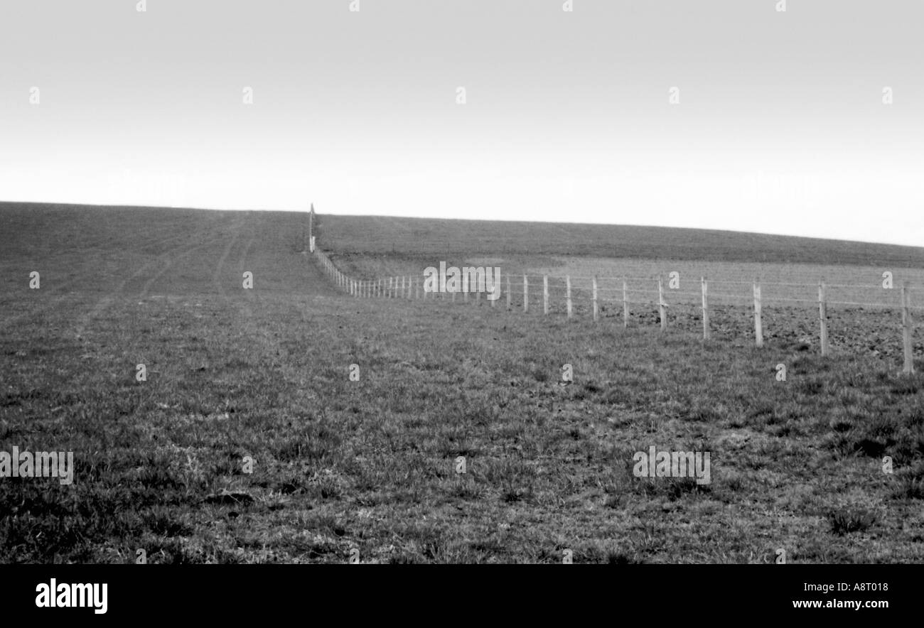 fence running through feild Stock Photo - Alamy