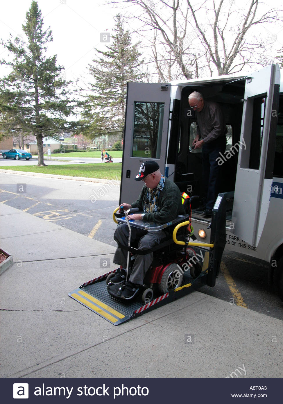 Wheelchair Bus Lift Stock Photos & Wheelchair Bus Lift Stock Images - Alamy