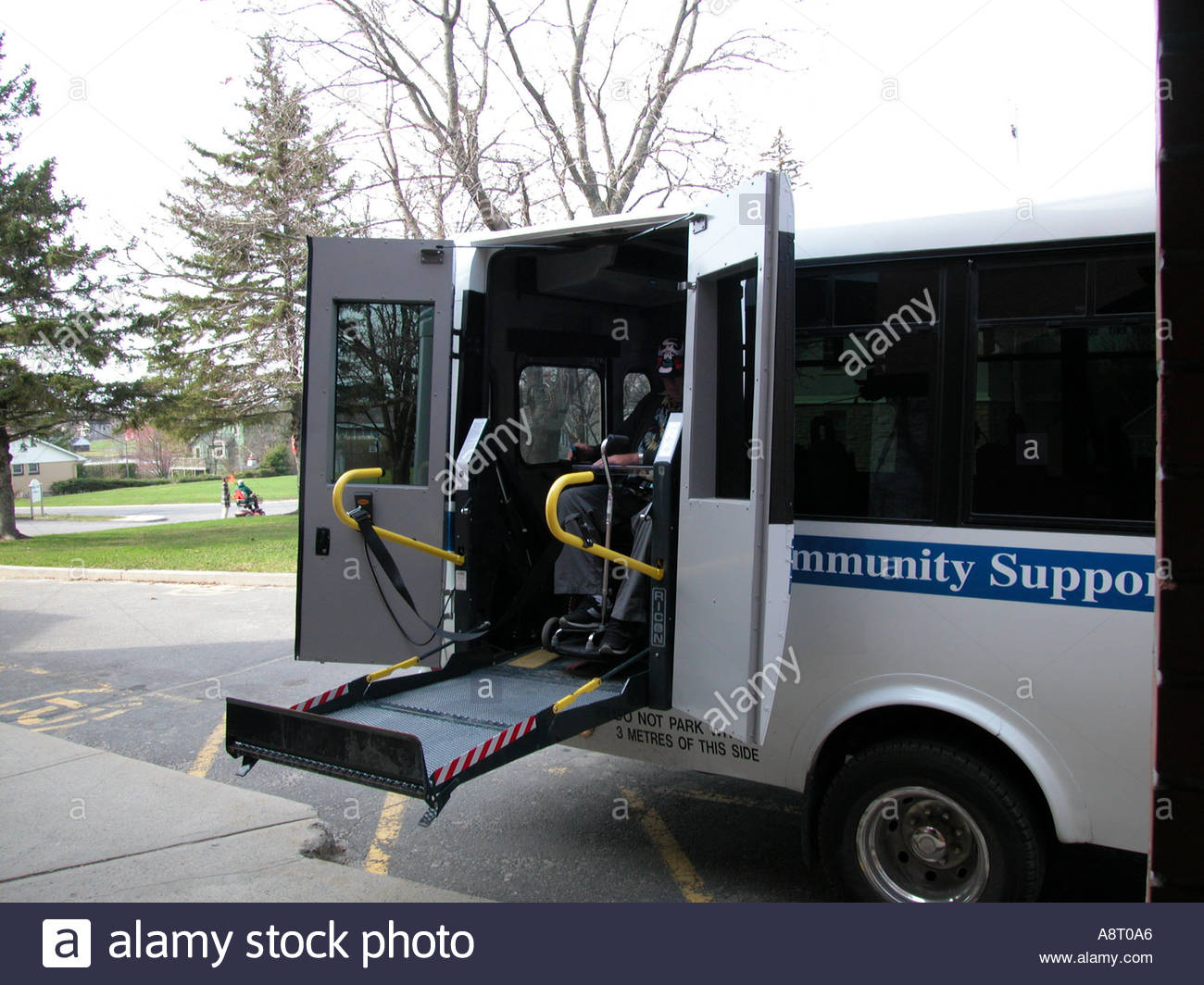 Wheelchair Bus Lift Stock Photos & Wheelchair Bus Lift Stock Images - Alamy