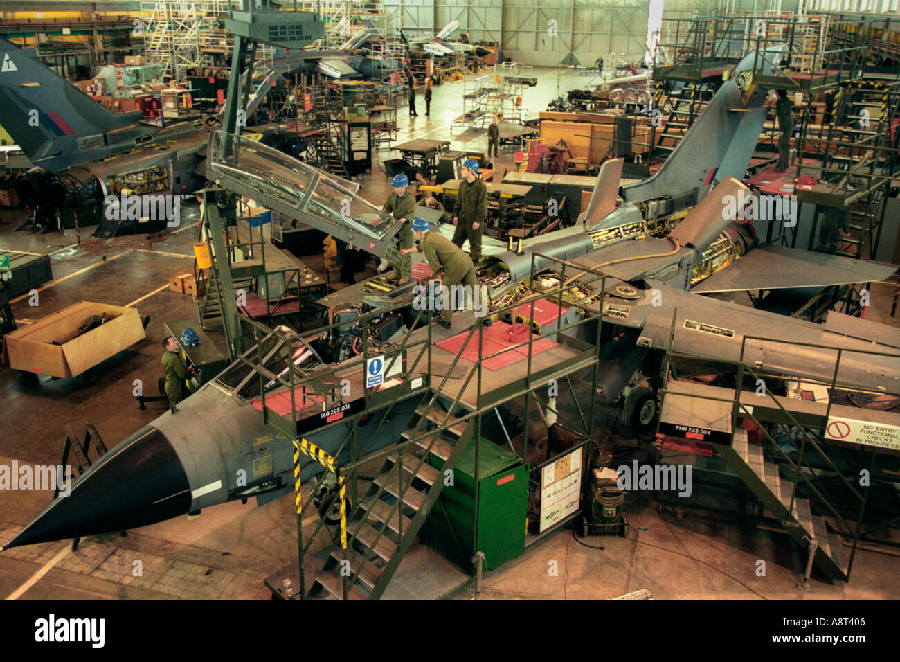 Fighter jet maintenance hi-res stock photography and images - Alamy