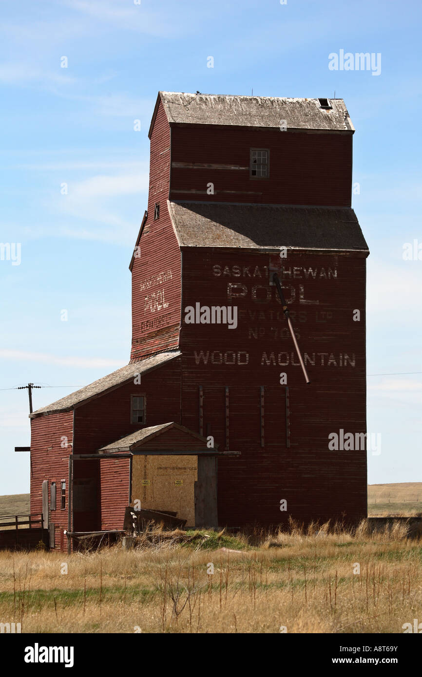 Old grain elevator at Wood Mountain in scenic Saskatchewan Stock Photo ...