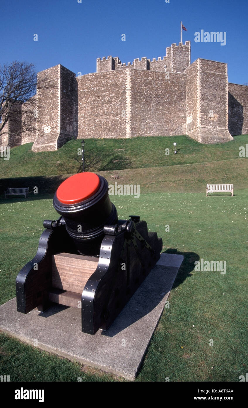 Dover castle with cannon hi-res stock photography and images - Alamy