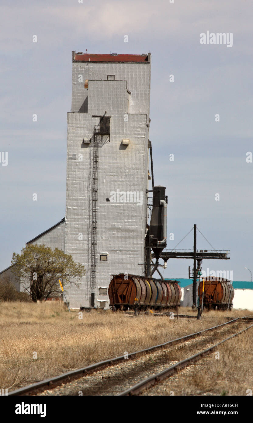 Grain elevator in scenic Saskatchewan Stock Photo - Alamy