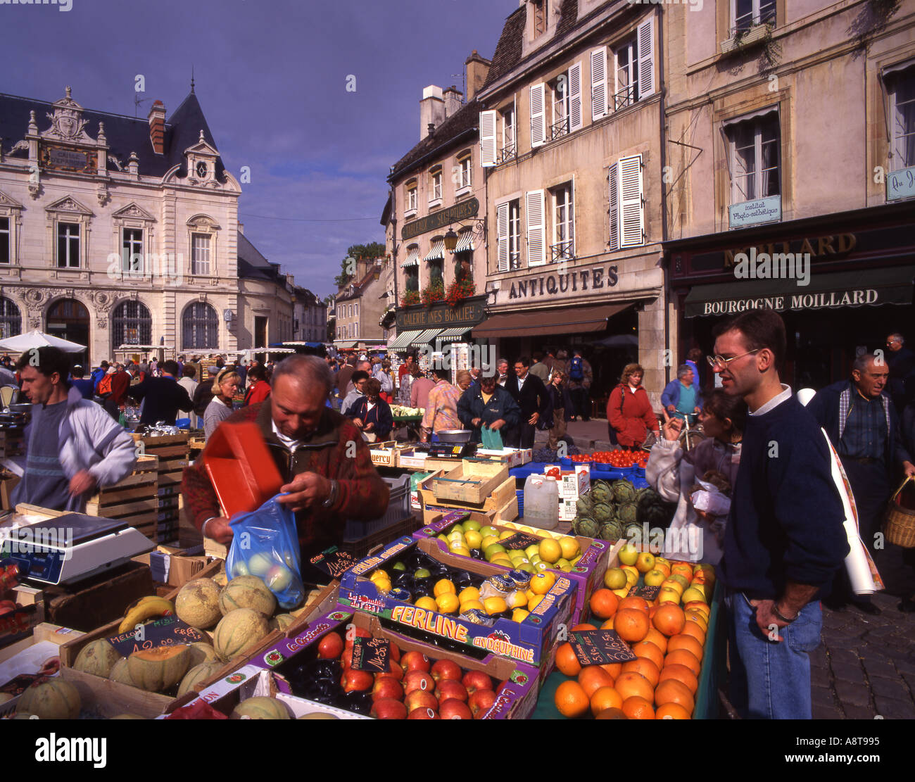 Beaune market hi-res stock photography and images - Alamy