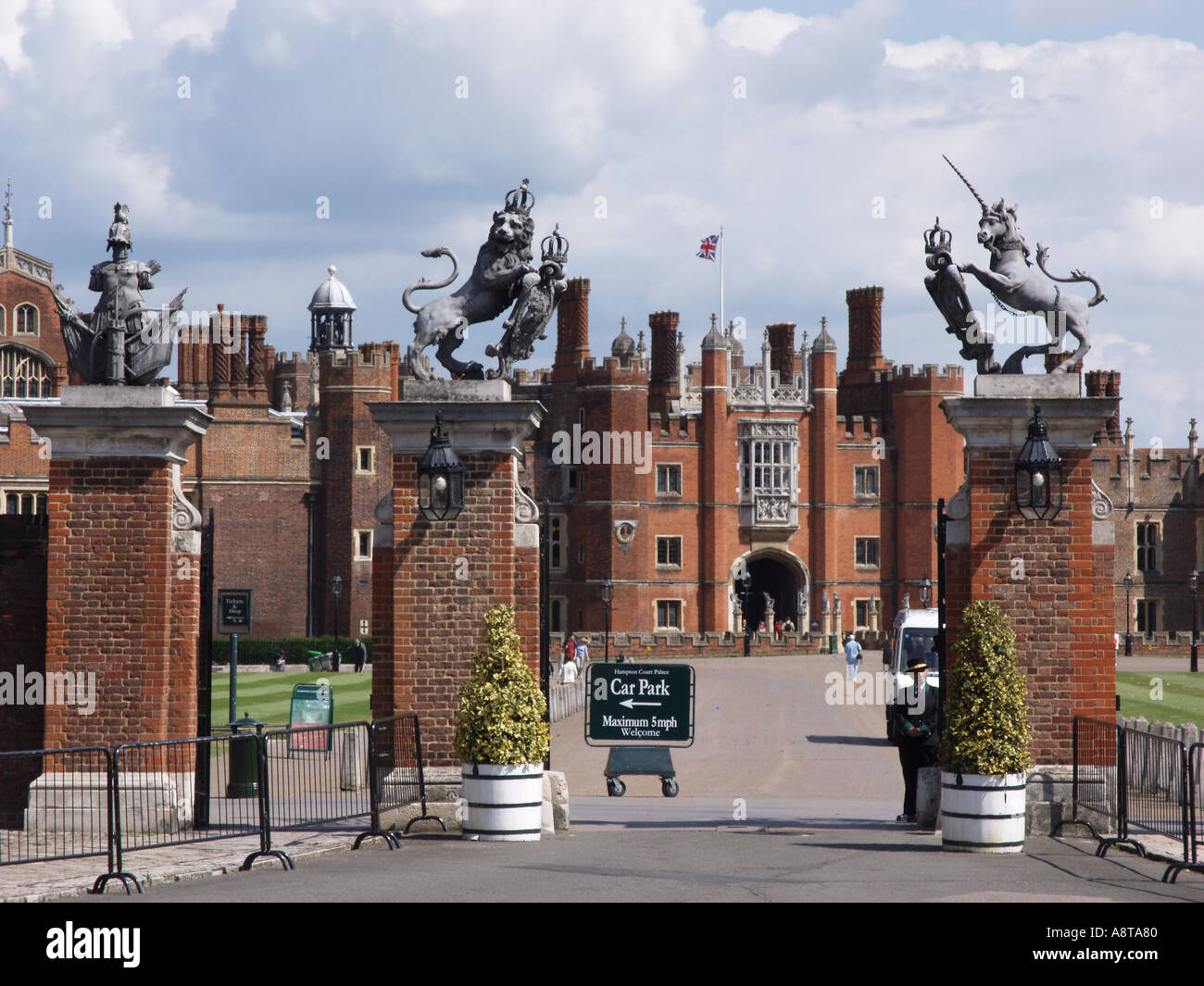 Hampton Court Palace through the main gates Stock Photo - Alamy