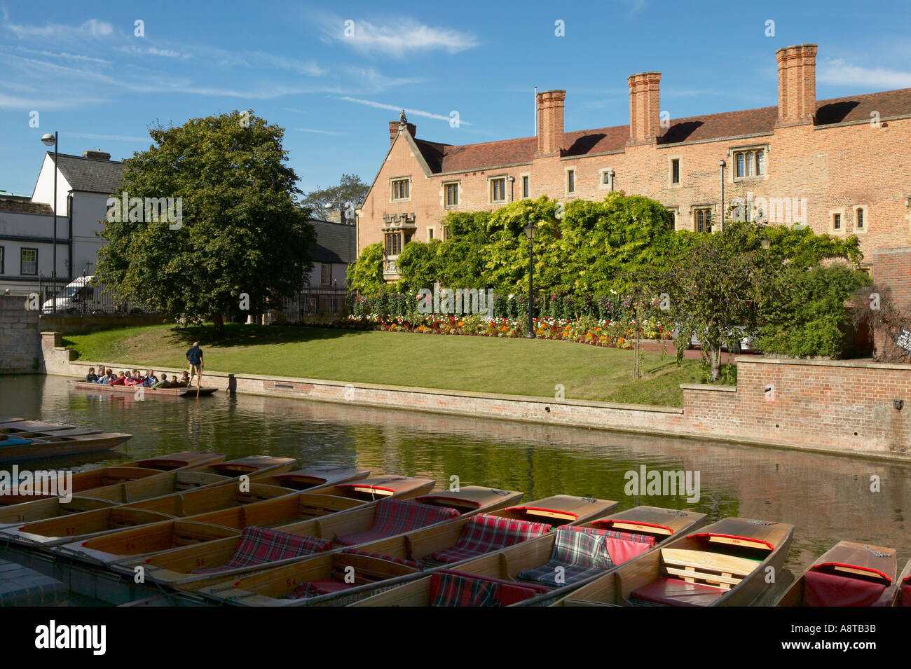 PUNTS ON RIVER CAM NEXT TO MAGDALENE COLLEGE CAMBRIDGE ENGLAND Stock ...