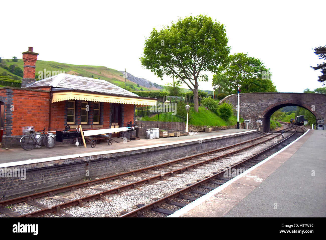 Red and green railway signals hi-res stock photography and images - Alamy