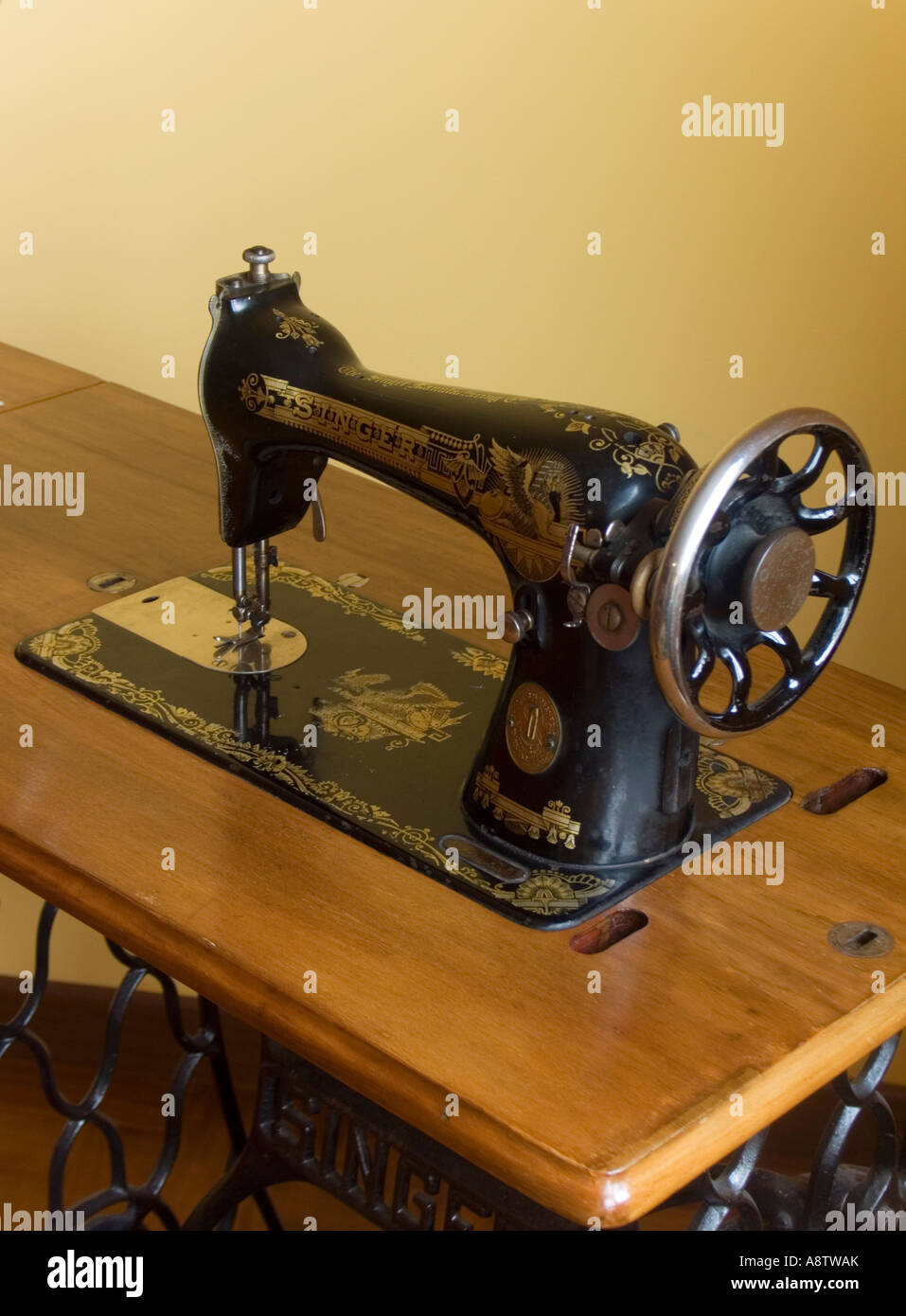 old sewing machine Stock Photo - Alamy