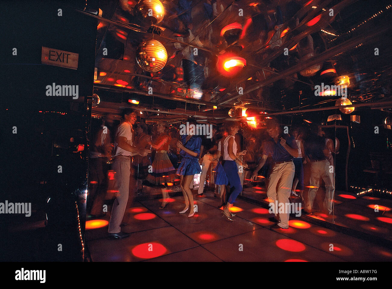 Couples dancing at nightclub hi-res stock photography and images - Alamy