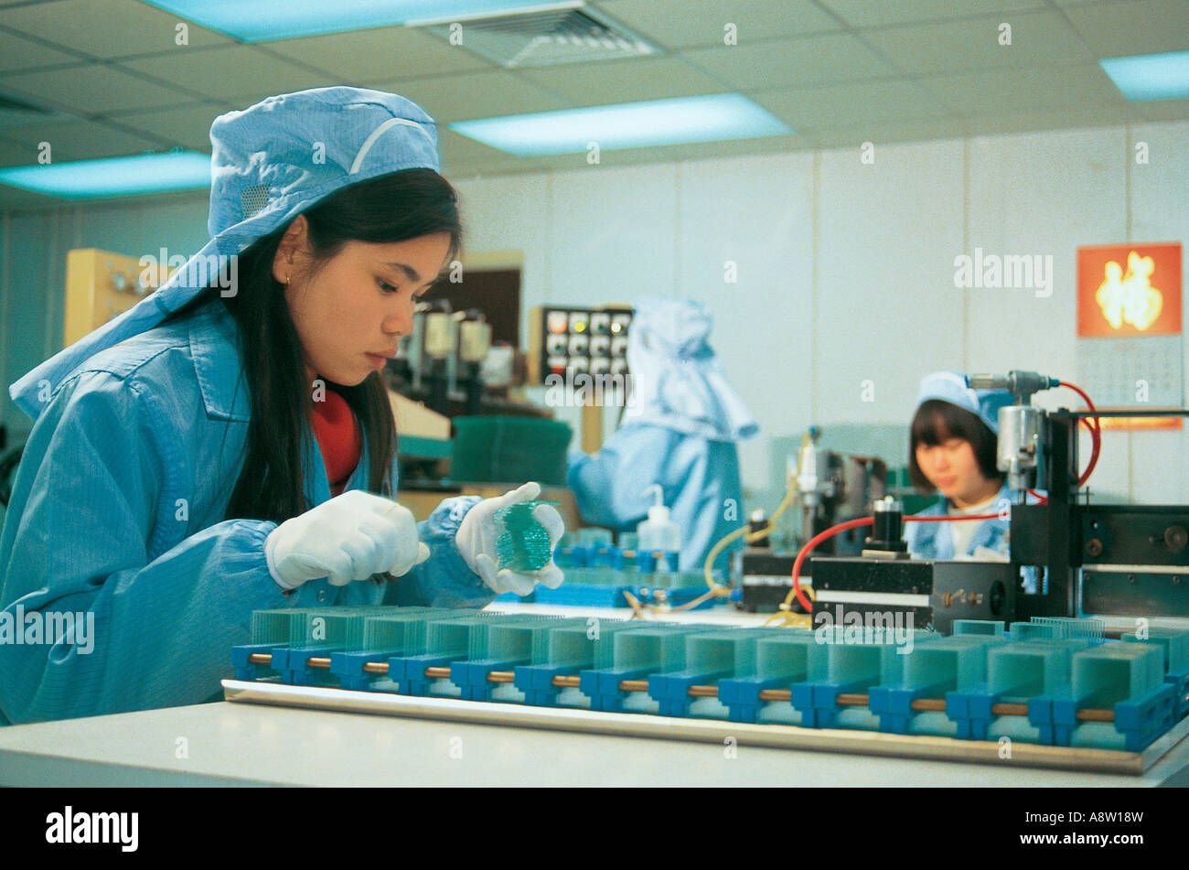 Electronics factory workers china hi-res stock photography and images - Alamy