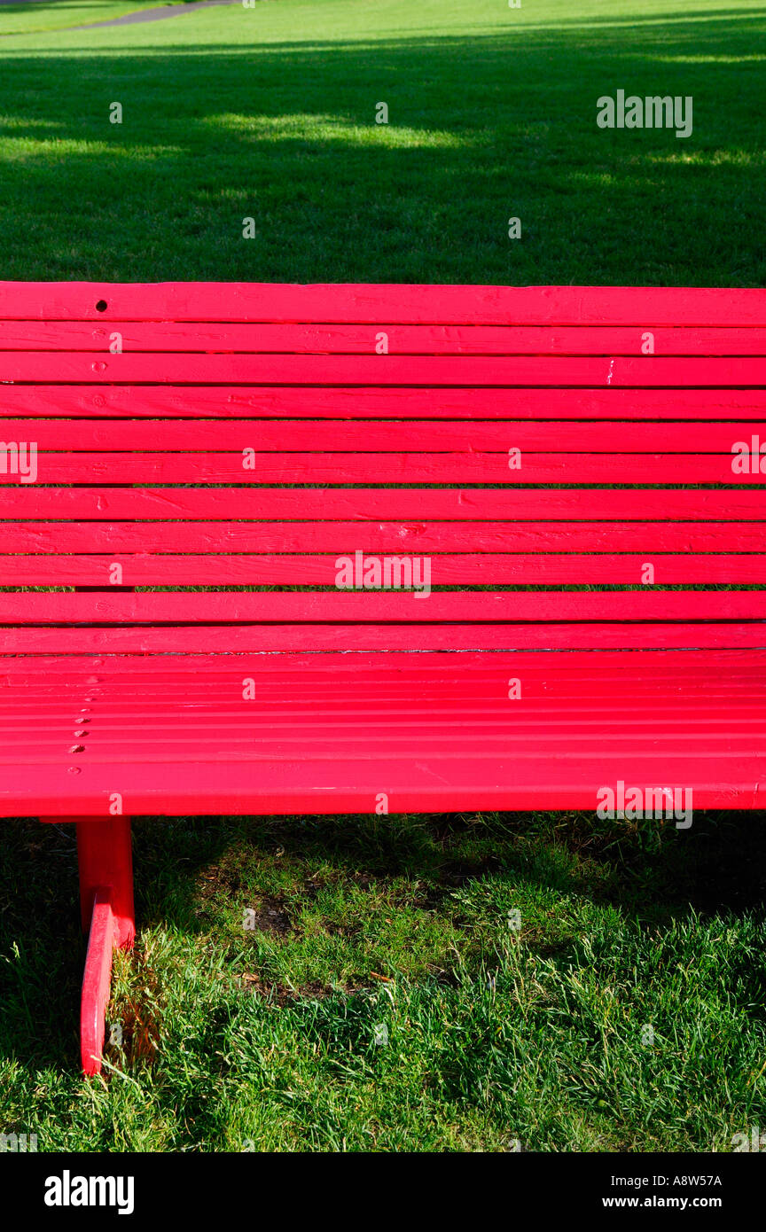 Red park bench hi-res stock photography and images - Alamy