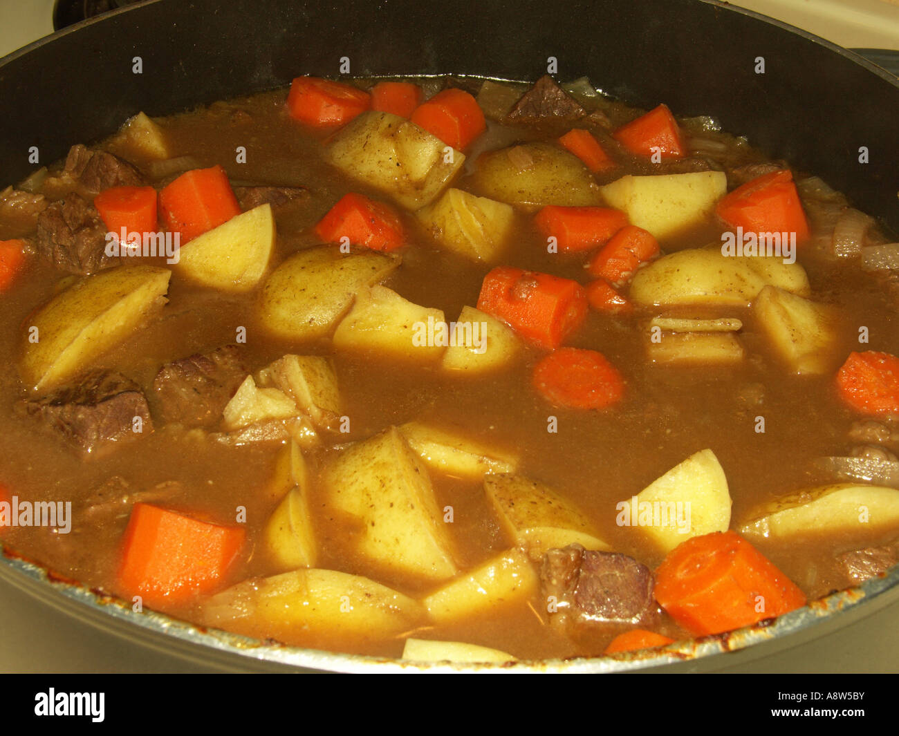 Kettle with home cooked beef stew Stock Photo - Alamy