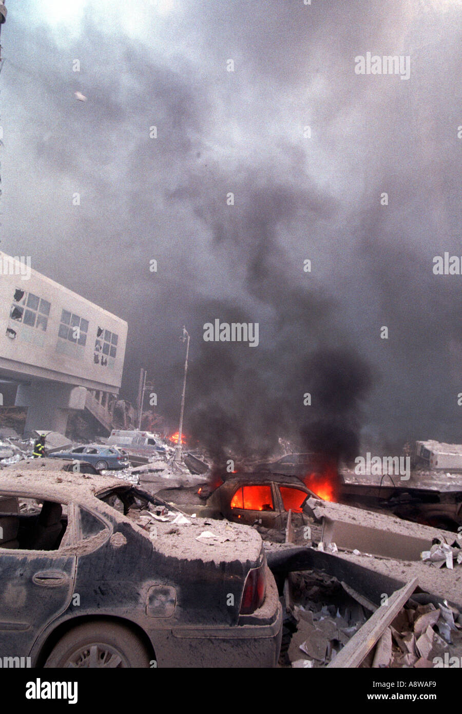 World trade center attack 2001 fire hi-res stock photography and images ...