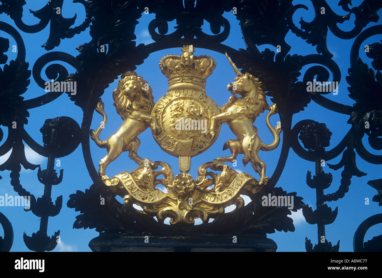 Royal symbol on the gate of Kew Gardens England Stock Photo - Alamy