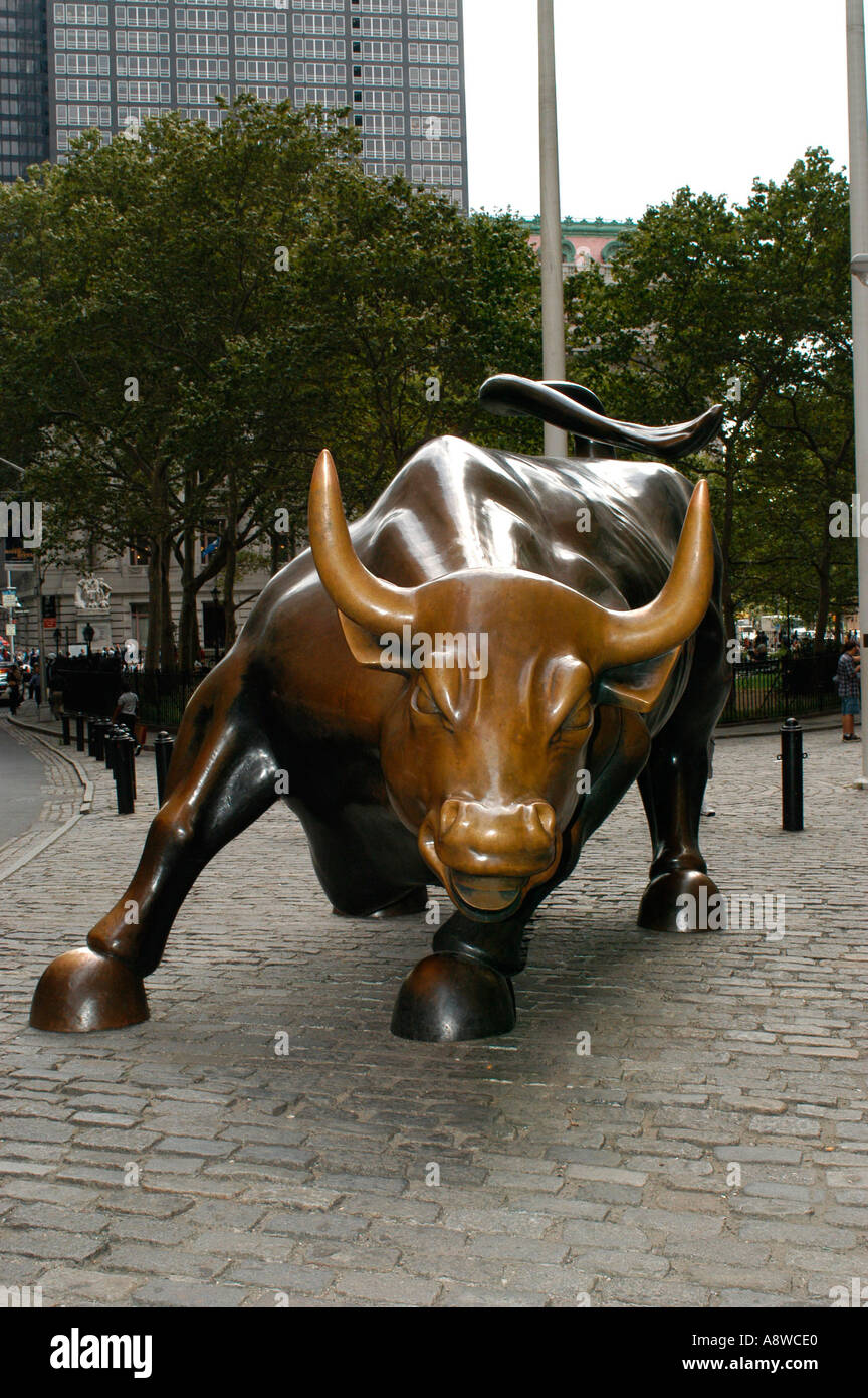 The Bull sculpture on Lower Broadway Stock Photo - Alamy