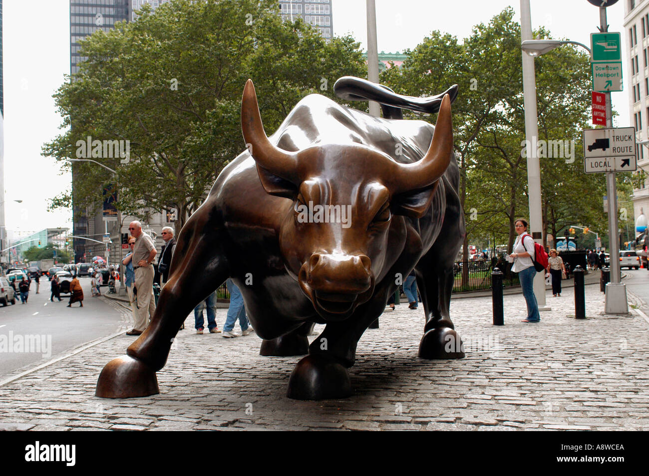 The Bull sculpture on Lower Broadway Stock Photo - Alamy