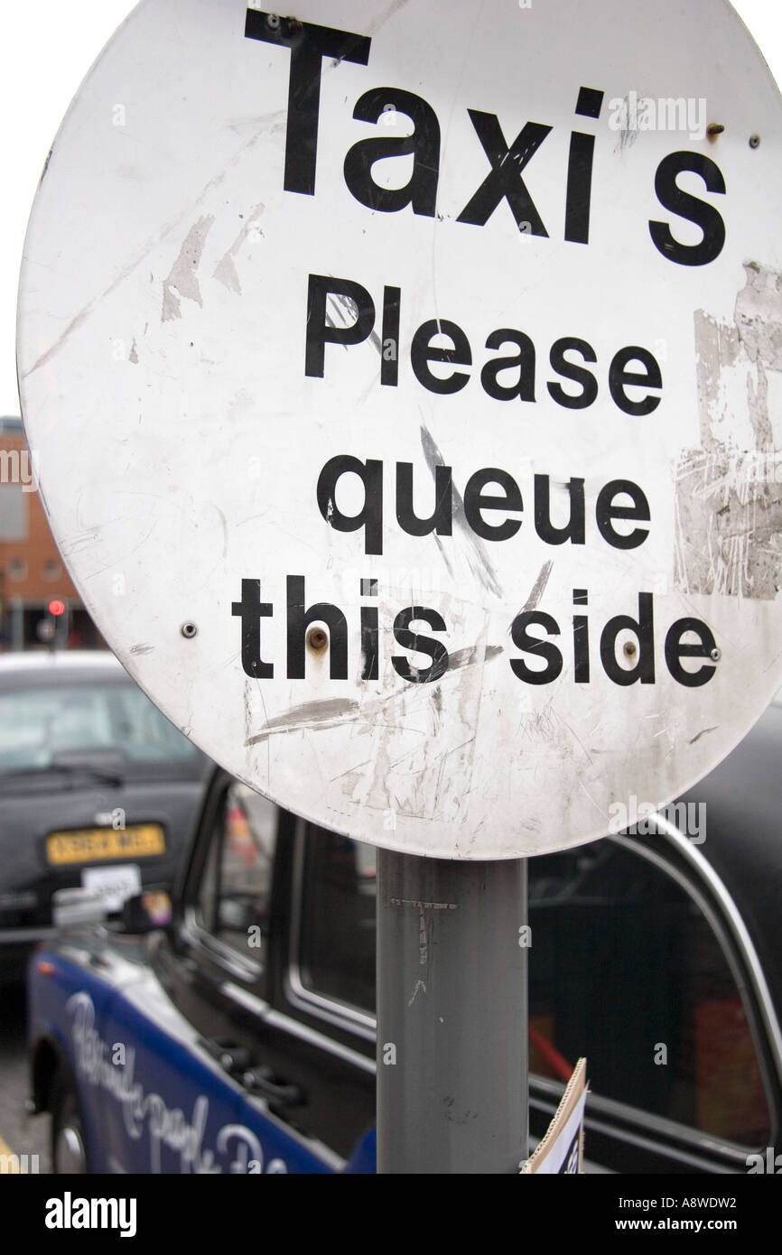 Please queue here sign hi-res stock photography and images - Alamy