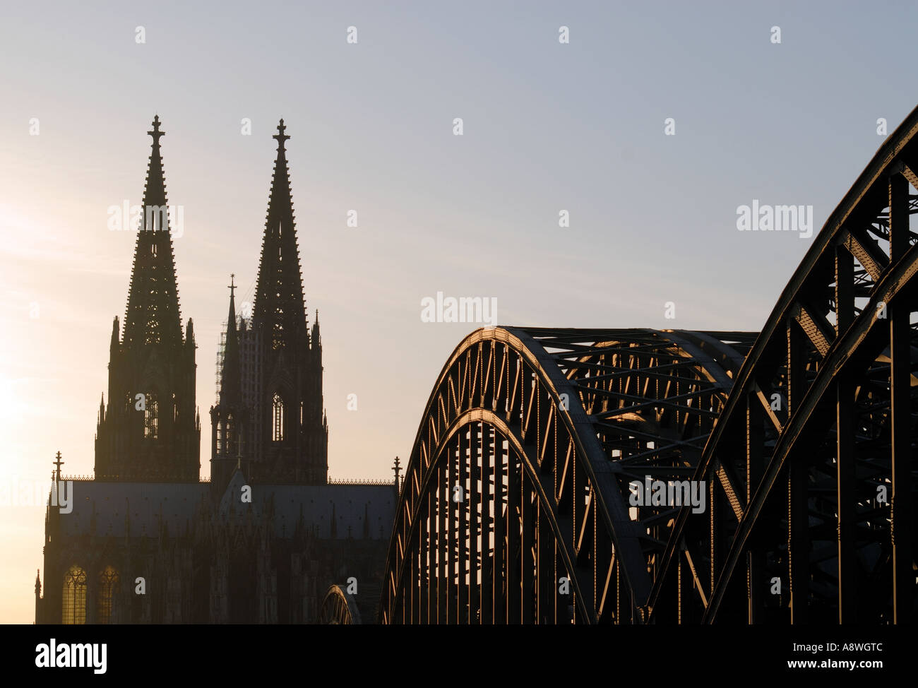 Arches of Hohenzollern iron bridge leading to Cologne Cathedral Stock ...