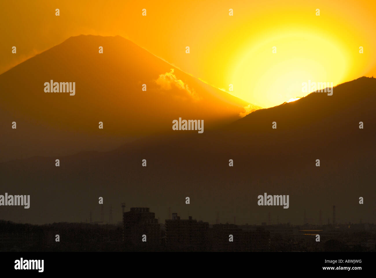 Sunset over Mount Fuji (seen from Yokohama), Kanagawa JP Stock Photo ...