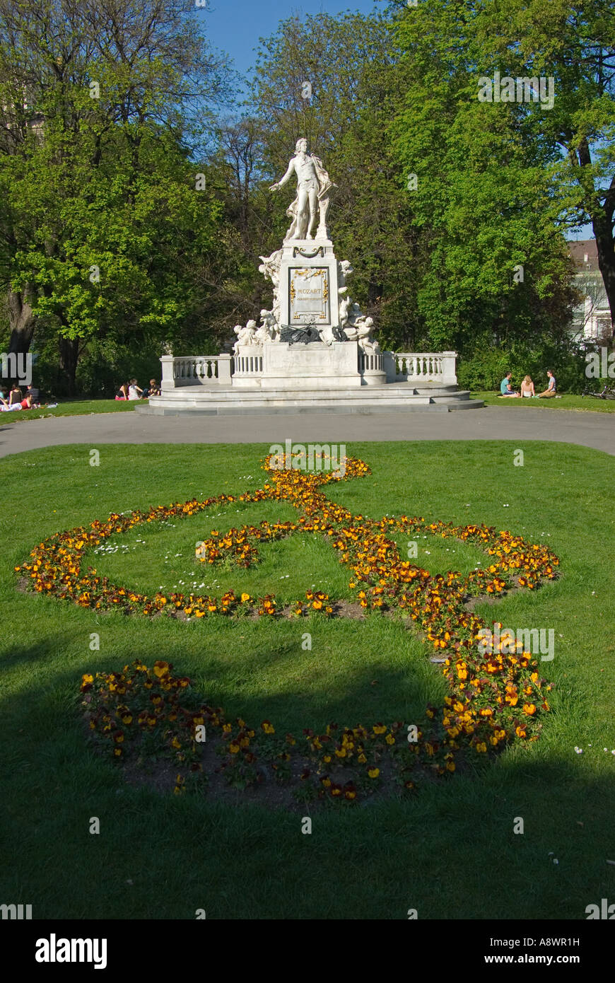 Treble clef flowers hi-res stock photography and images - Alamy
