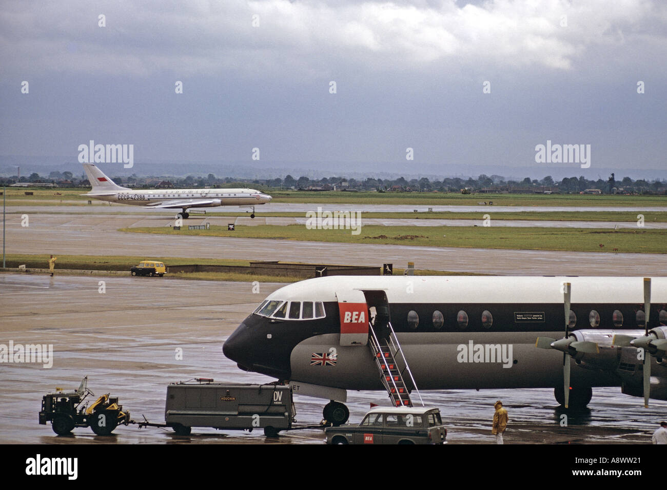 Propeller commercial jet 1960s hi-res stock photography and images - Alamy