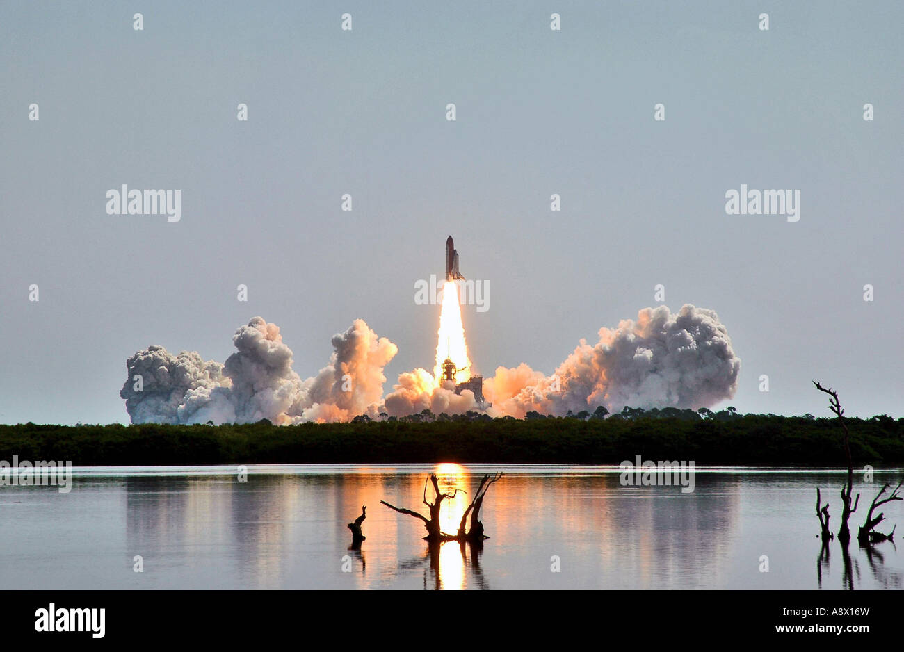 Launch of Space Shuttle Discovery and its seven member crew Stock Photo ...