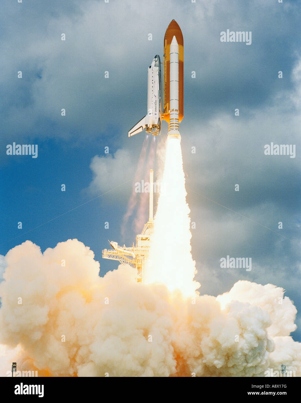 Space shuttle atlantis launch hi-res stock photography and images - Alamy