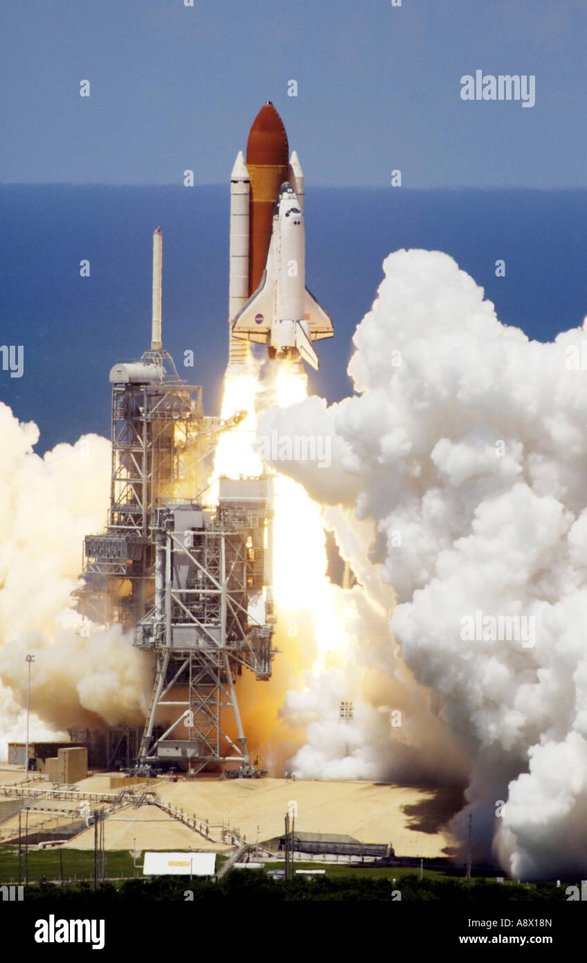 Launch of Space Shuttle Discovery and its seven member crew Stock Photo ...