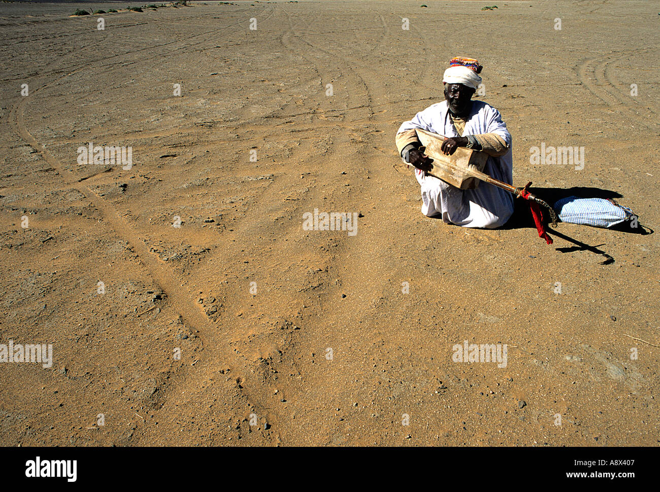 South Morocco a musician in the Sahara Stock Photo - Alamy