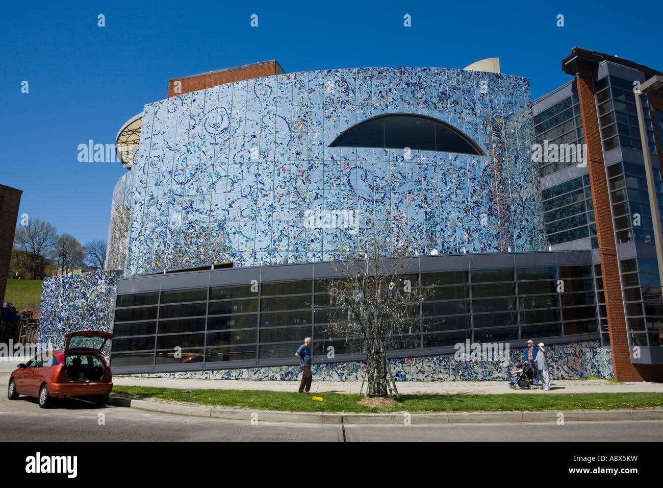 Mirror artist Bob Benson decorates tree at American Visionary Art ...