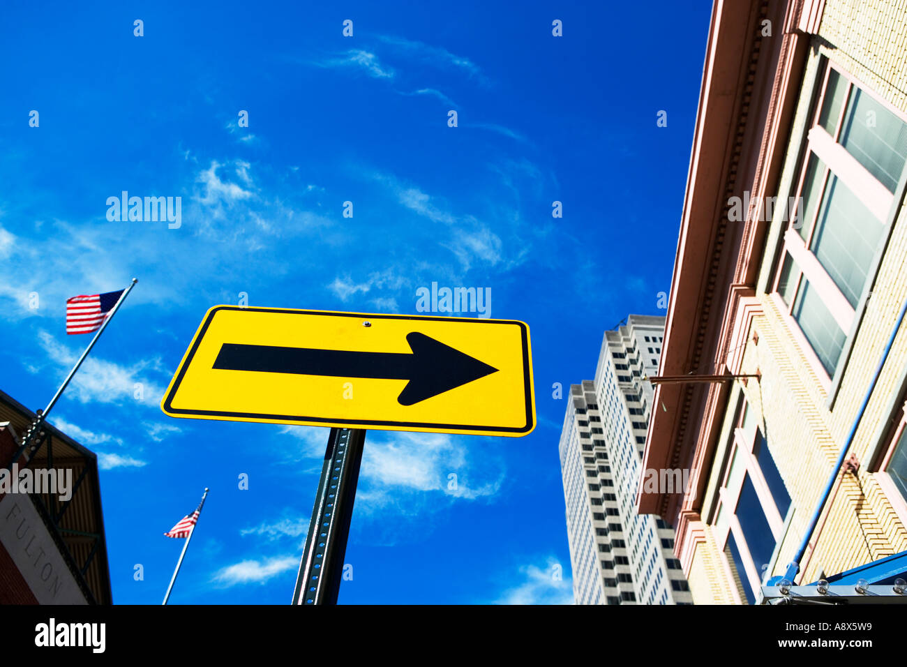 ARROW SIGN AND ARCHITECTURE, NEW YORK CITY Stock Photo - Alamy