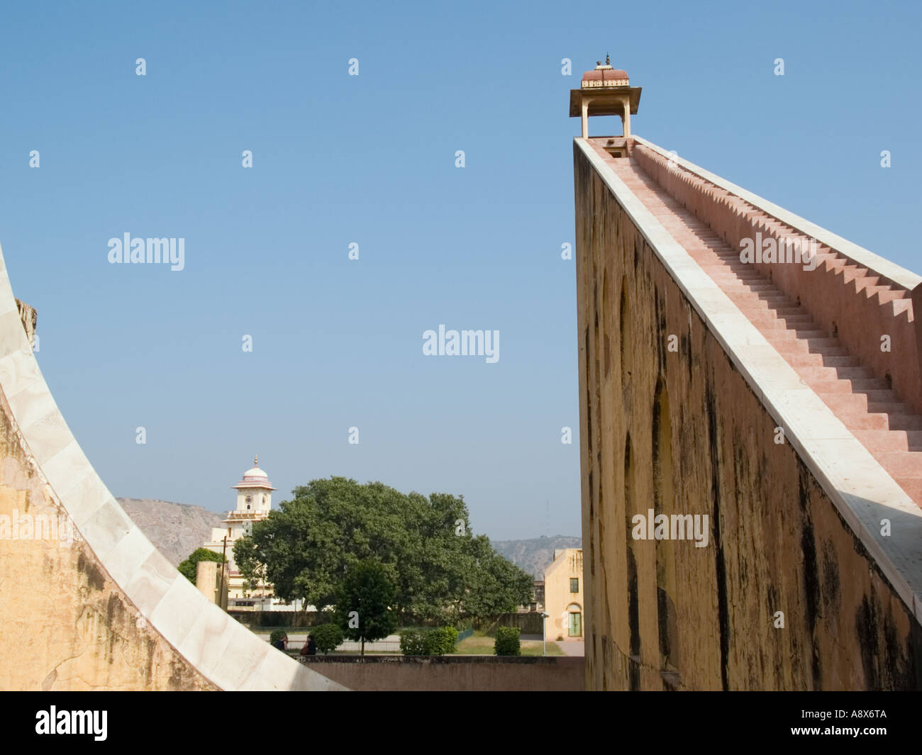 Large Samrat Yantra at Jantar Mantar Observatory largest sundial ...