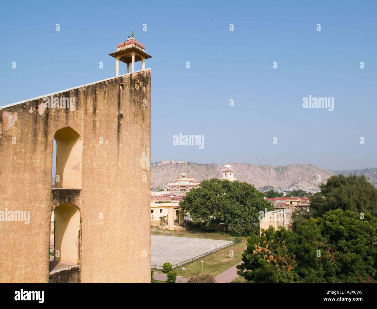Large Samrat Yantra at Jantar Mantar Observatory largest sundial built ...